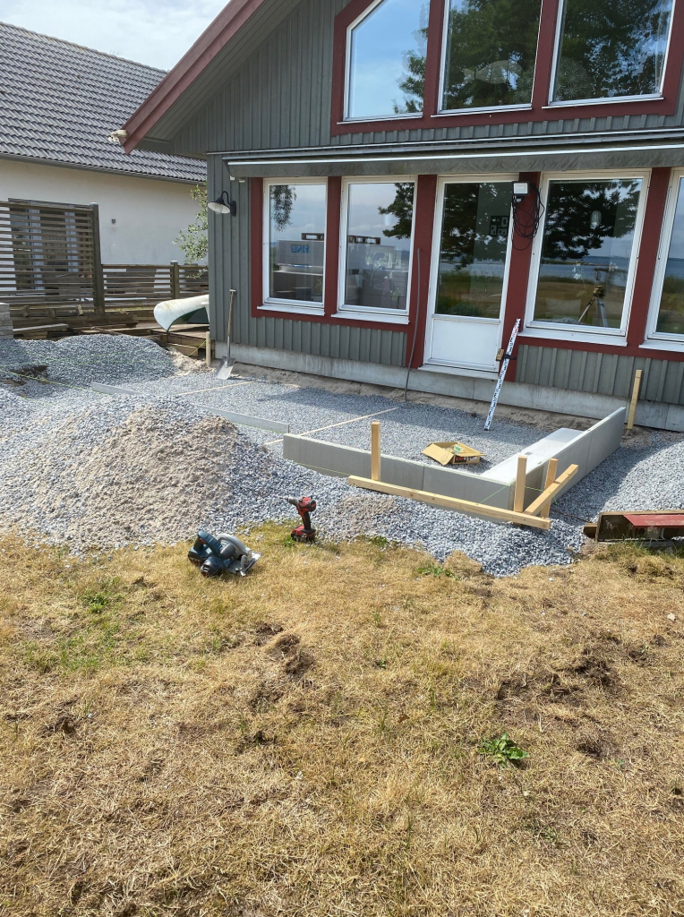 Gjutning av platta i pukavik - Byggakuten